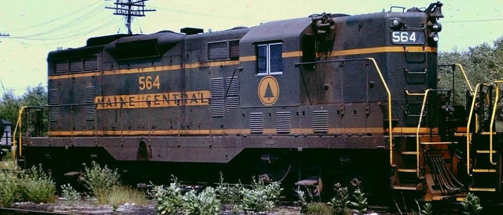 L-307 – Maine Central Switcher Green Geeps – Highball Graphics